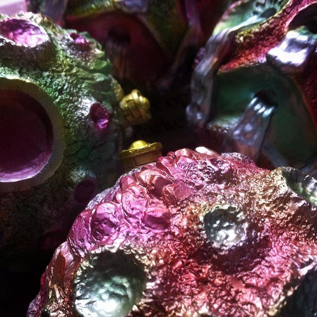 MAN-E-NEWS// Slave x One’s “Oozeball Ornaments” sofubi teased…